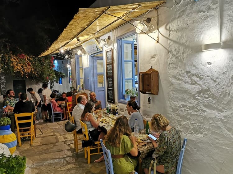 ΕΣΤΙΑΤΟΡΙΟ ΤΑΒΕΡΝΑ ΑΜΟΡΓΟΣ ΧΩΡΑ | ΜΠΥΡ...ΖΟΛΑΚΙ - Tavernes.gr