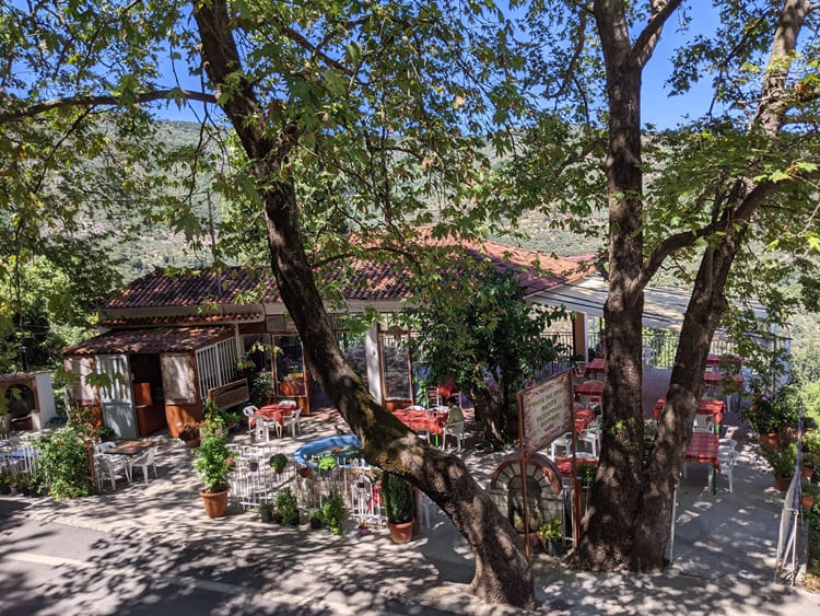 ΕΣΤΙΑΤΟΡΙΟ-ΤΑΒΕΡΝΑ ΤΡΥΠΗ ΛΑΚΩΝΙΑΣ | ΒΑΣΙΛΟΝΕΡΙ - Tavernes.gr